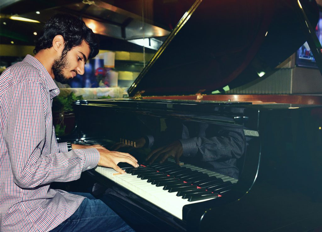 Ashir: The Pakistani Singer Who is Changing Hindi and Romantic Music ...